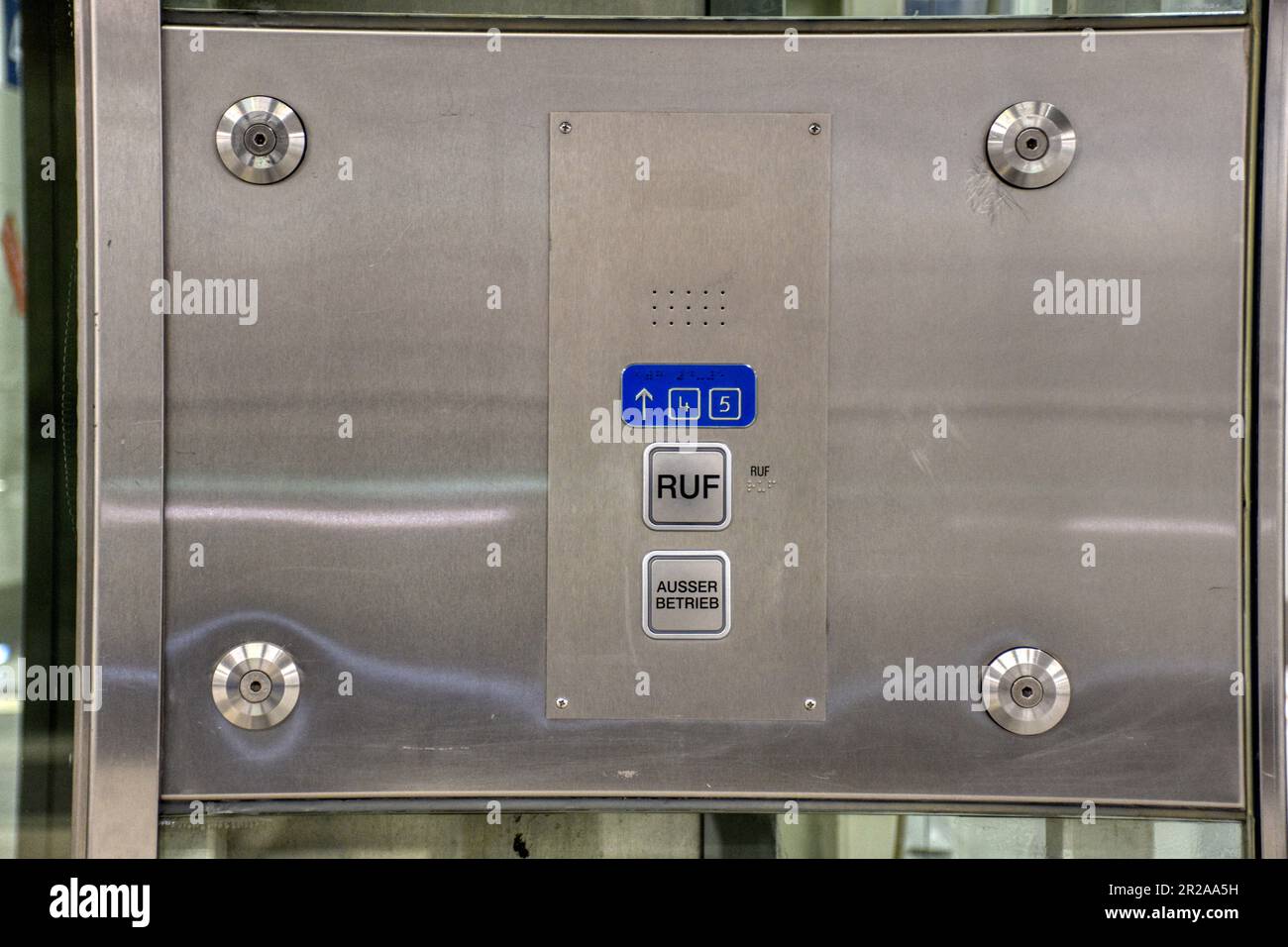 Villach, Bahnhof, Aufzug, Fahrstuhl, Aufzuganlage, Aufzugskabine ...