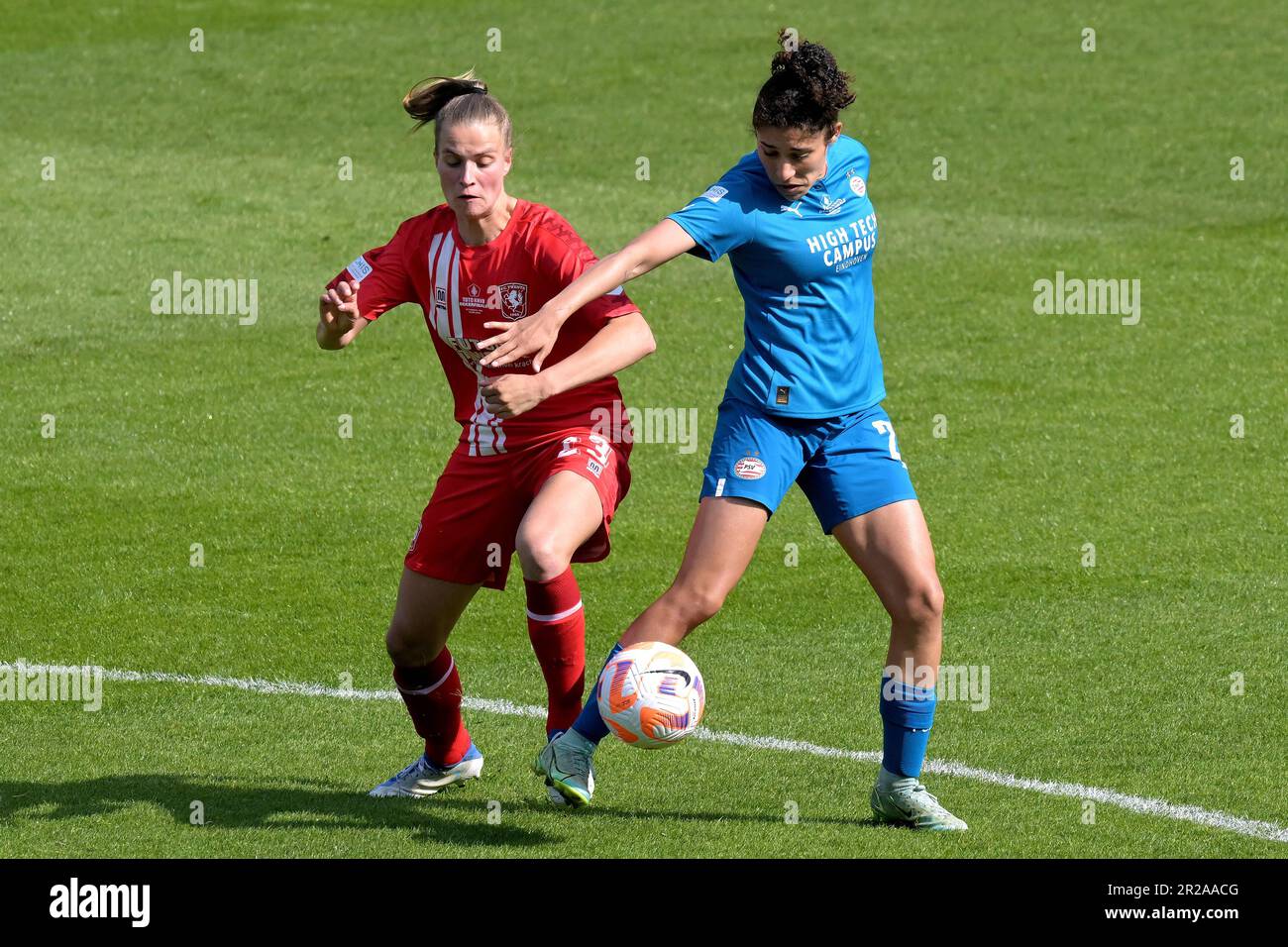 THE HAGUE - (l-r) Marit Auee of FC Twente, Chimera Ripa of PSV during ...