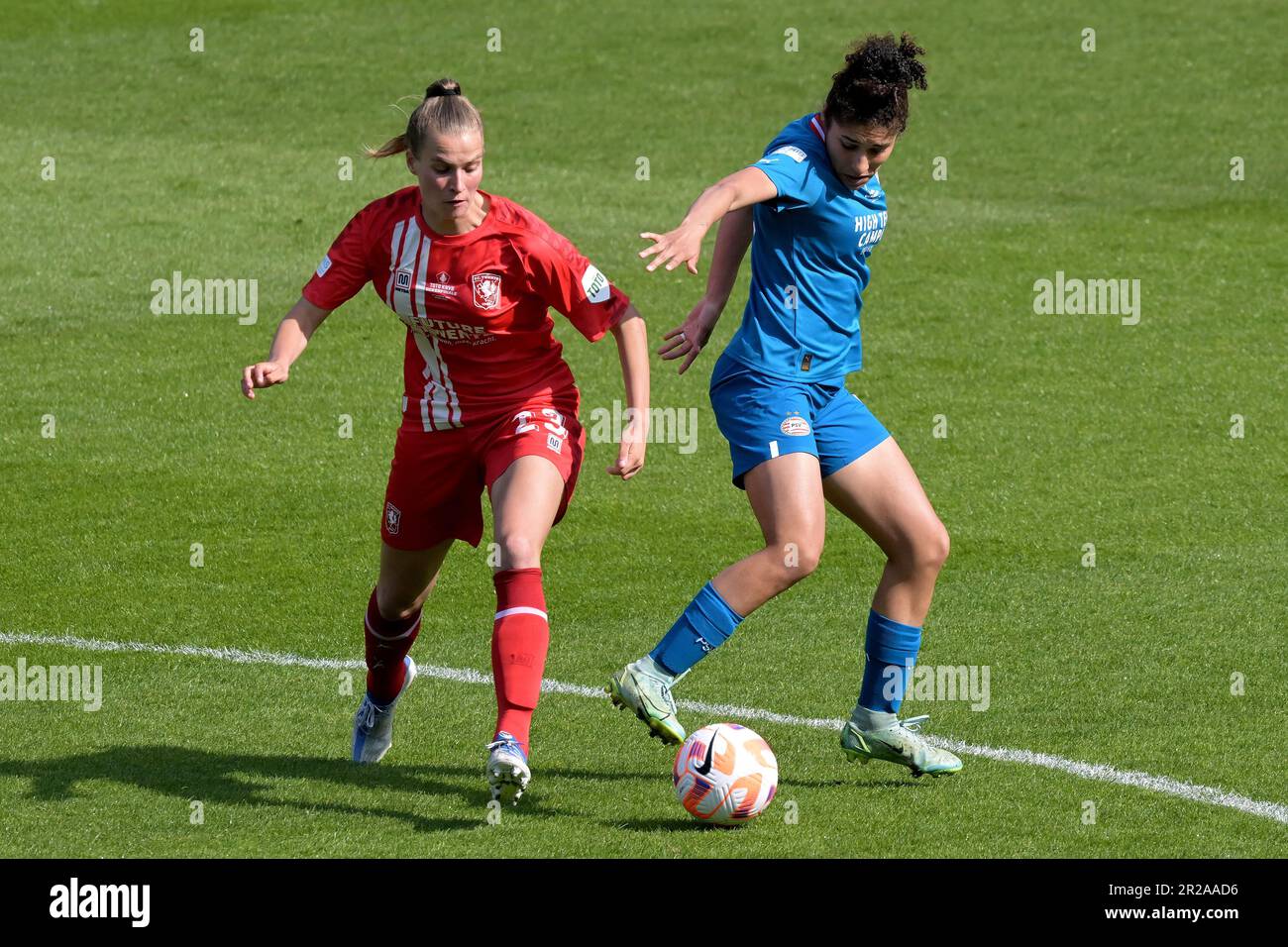 THE HAGUE - (l-r) Marit Auee of FC Twente, Chimera Ripa of PSV during ...