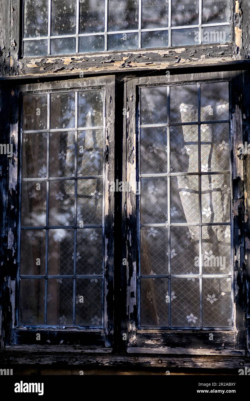 House in a state of disrepair hi-res stock photography and images - Alamy