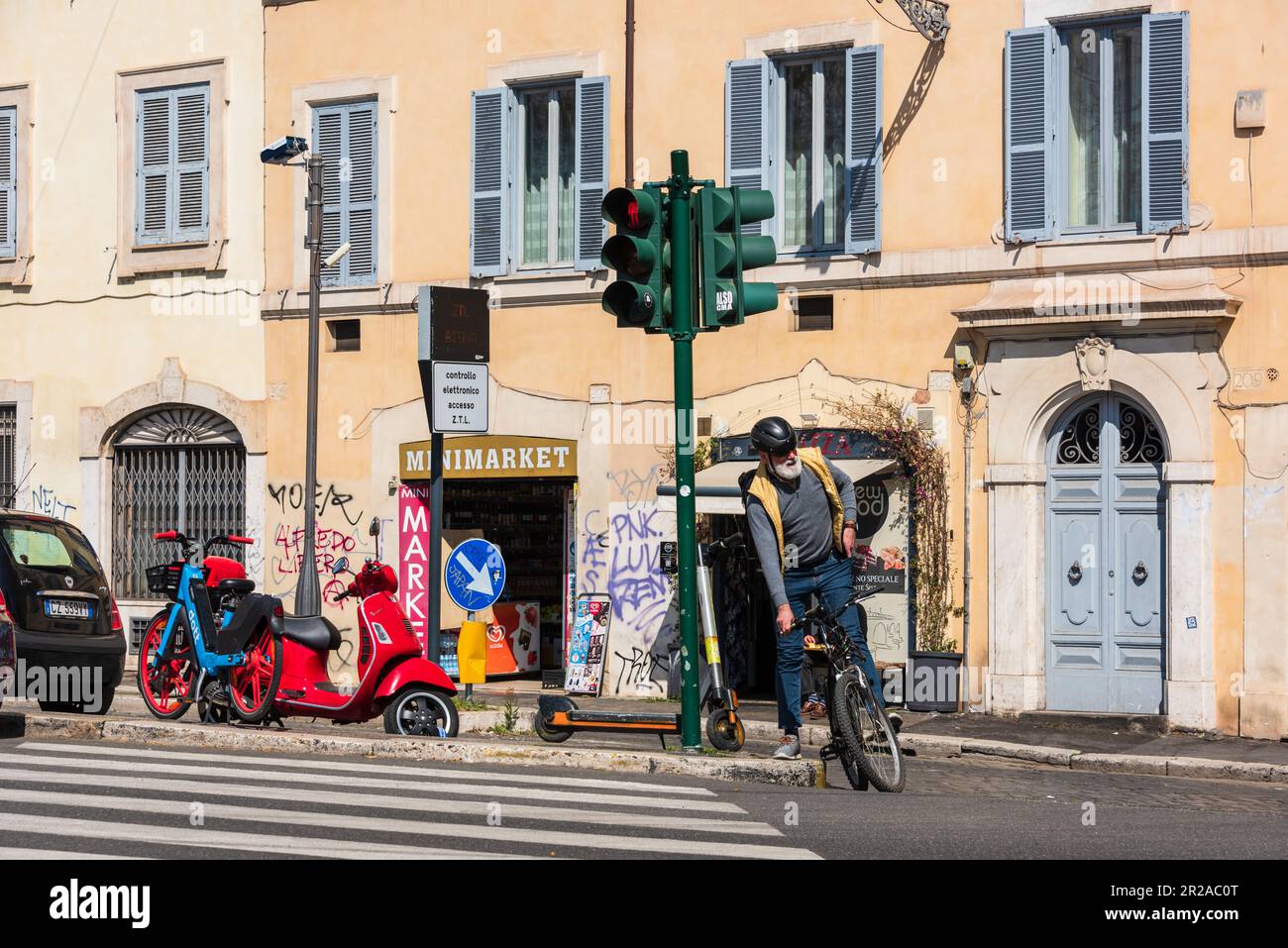 Strasse mit ampelanlage hi-res stock photography and images - Alamy