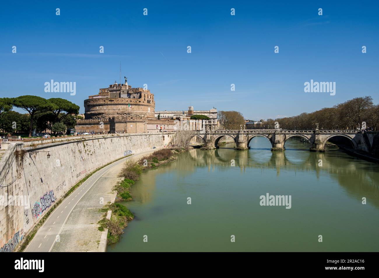 Rom, Italien, März 2023 Der Fluß Tiber in Rom mit der Engelsburg und ...