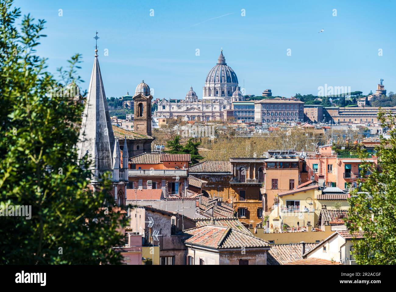 Rom, Italien, März 2023 Blick über die Stadt zum Vatikan mit Petersdom ...