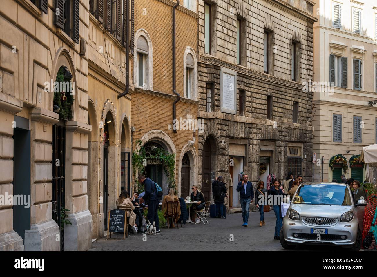 Rom, Italien, März 2023 Straßenszene mit Touristen und Läden und ...