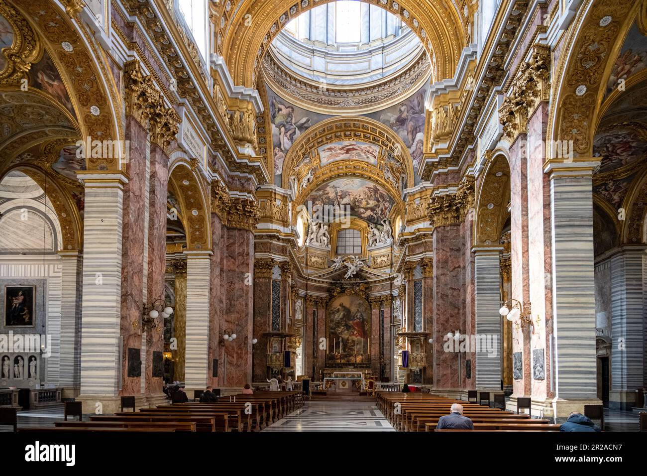 Rom, Italien, März 2023 Innenaufnahme der Kirche Santi Ambrogio e Carlo ...