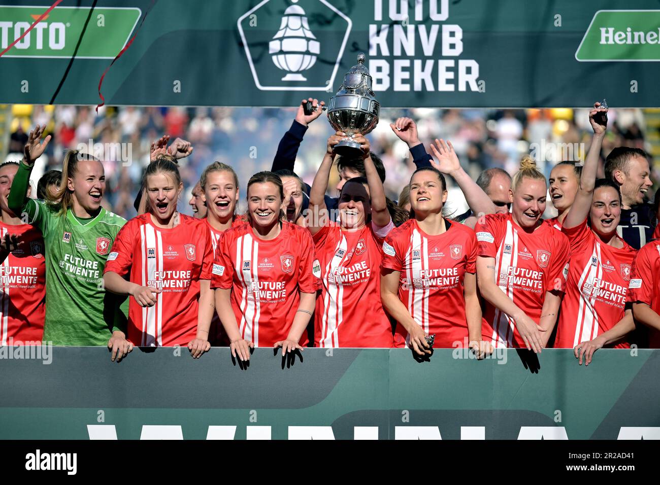 THE HAGUE - FC Twente goalkeeper Daphne van Domselaar, Maud Roetgering ...