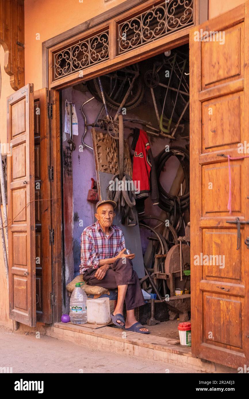 Mechanics workshop hi-res stock photography and images - Alamy