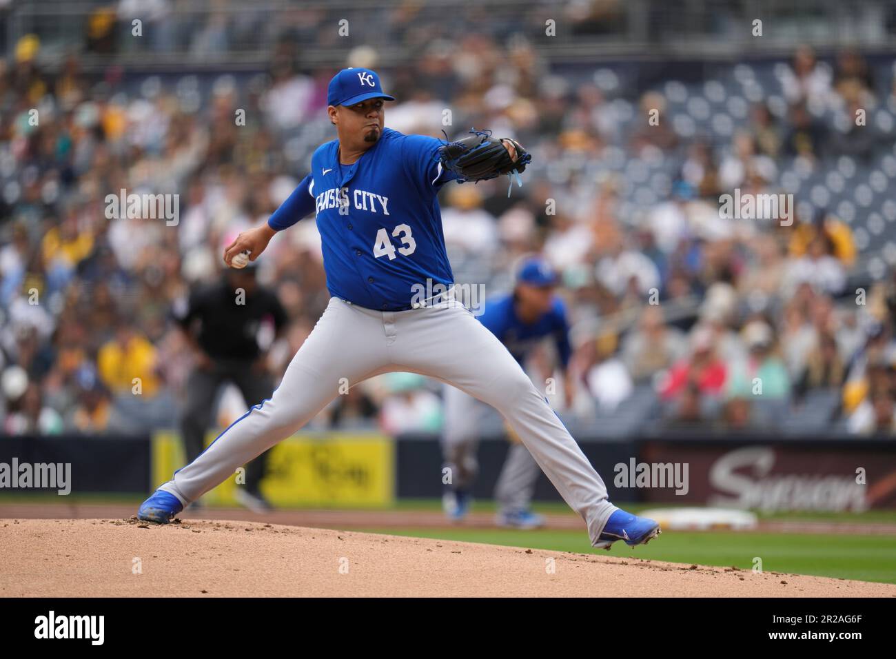 Kansas City Royals starting pitcher Carlos Hernandez works against a ...