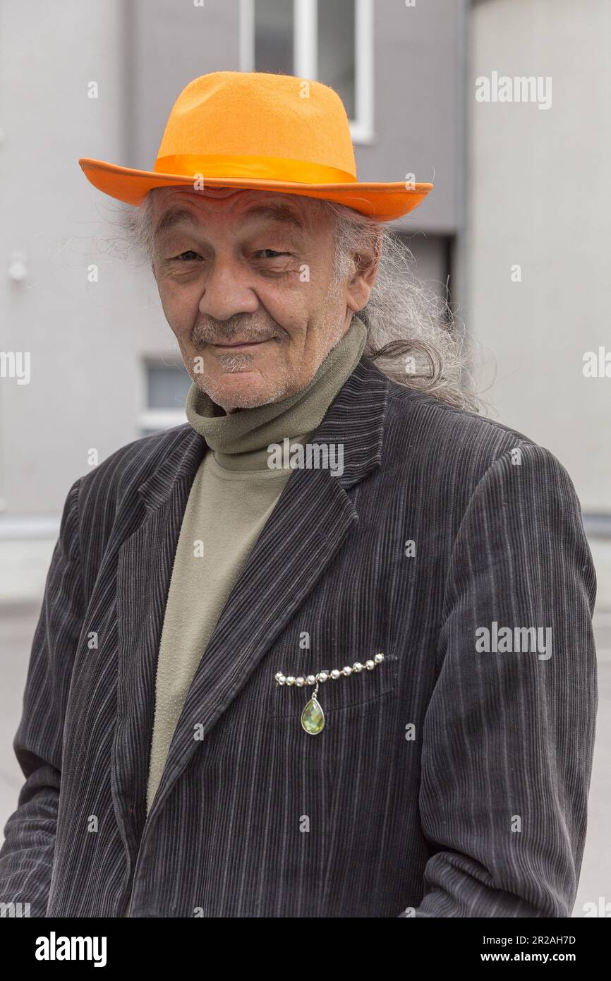 Senior artist hi-res stock photography and images - Alamy