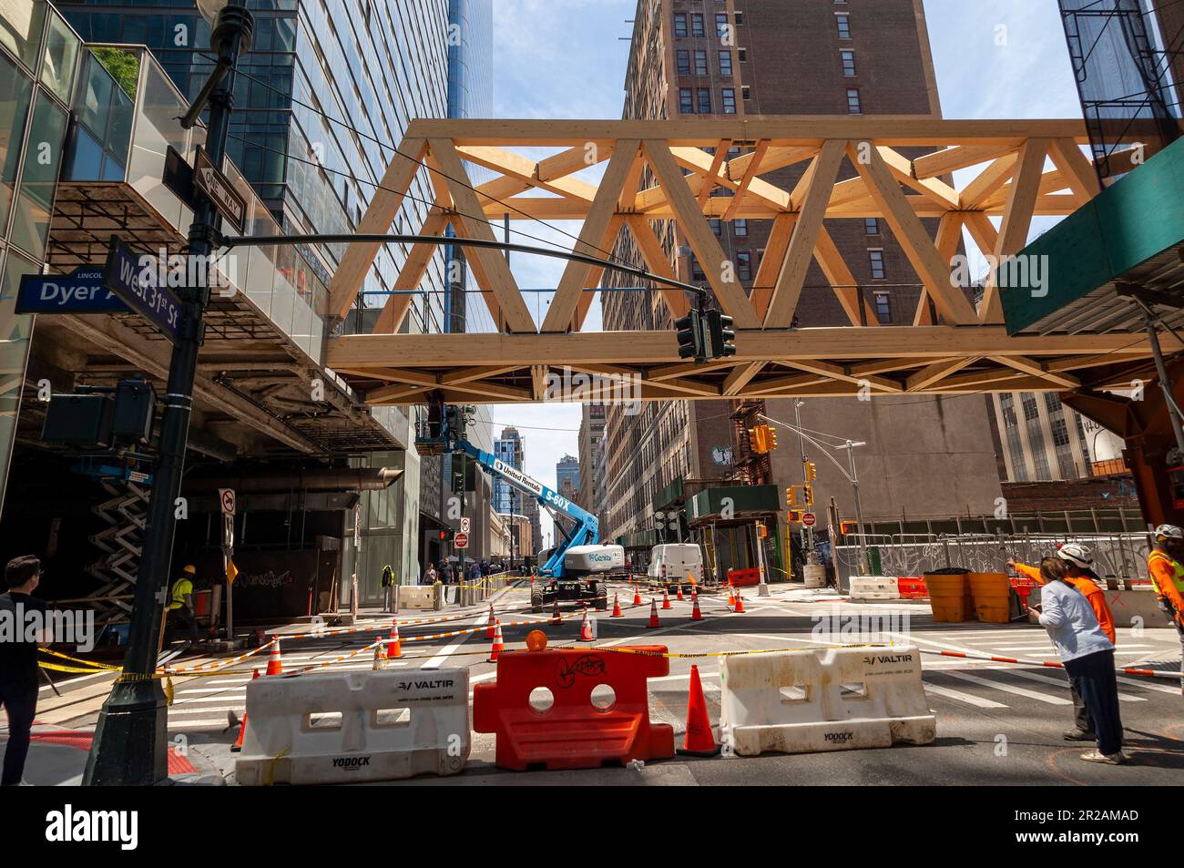 The High Line-Moynihan connecting bridge is installed over Dyer Avenue ...