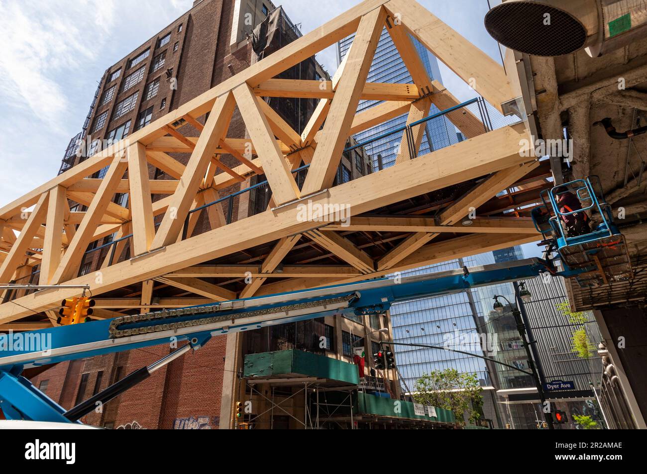 The High Line-Moynihan connecting bridge is installed over Dyer Avenue ...