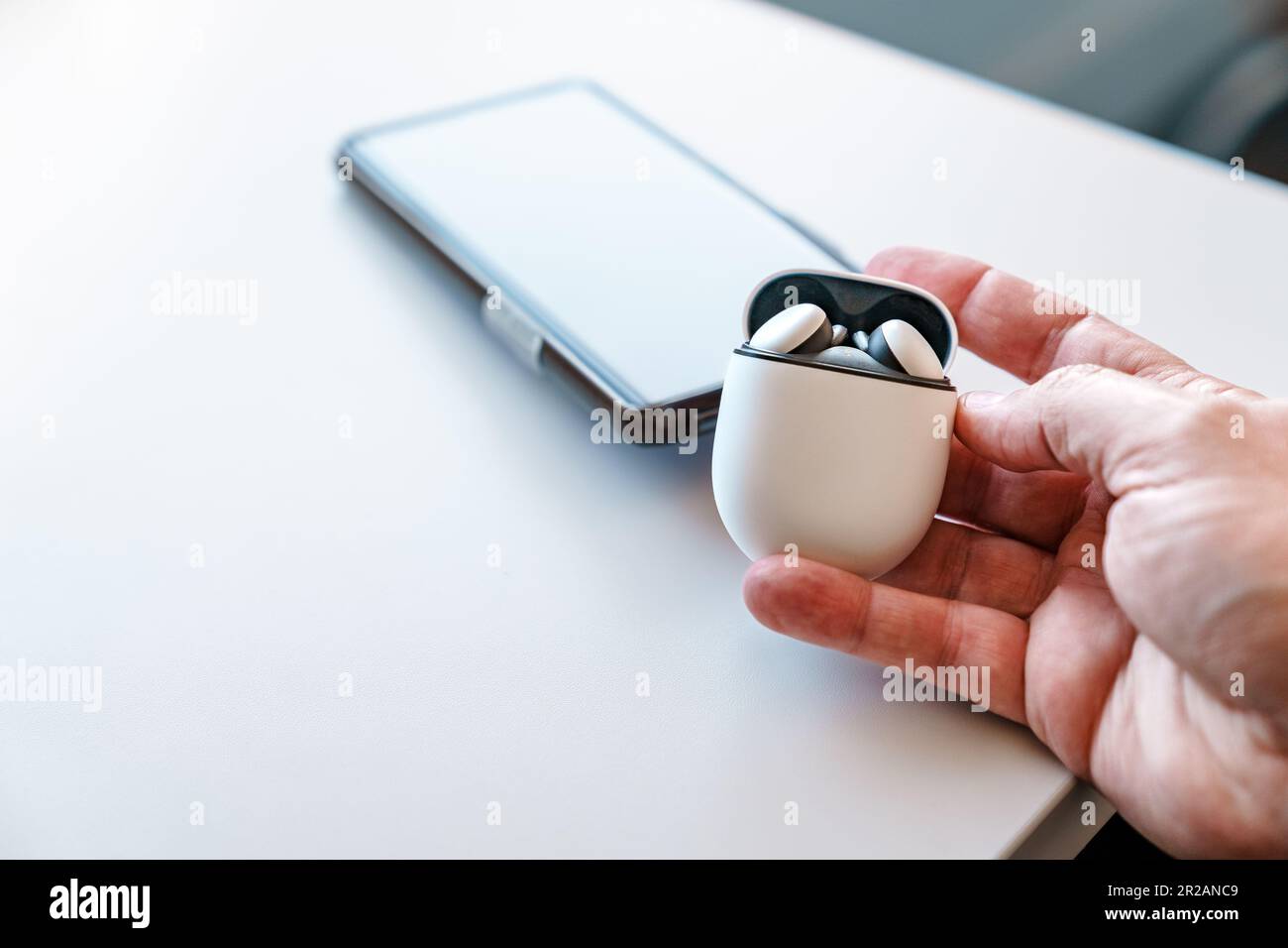 White wireless charging hi-res stock photography and images - Alamy