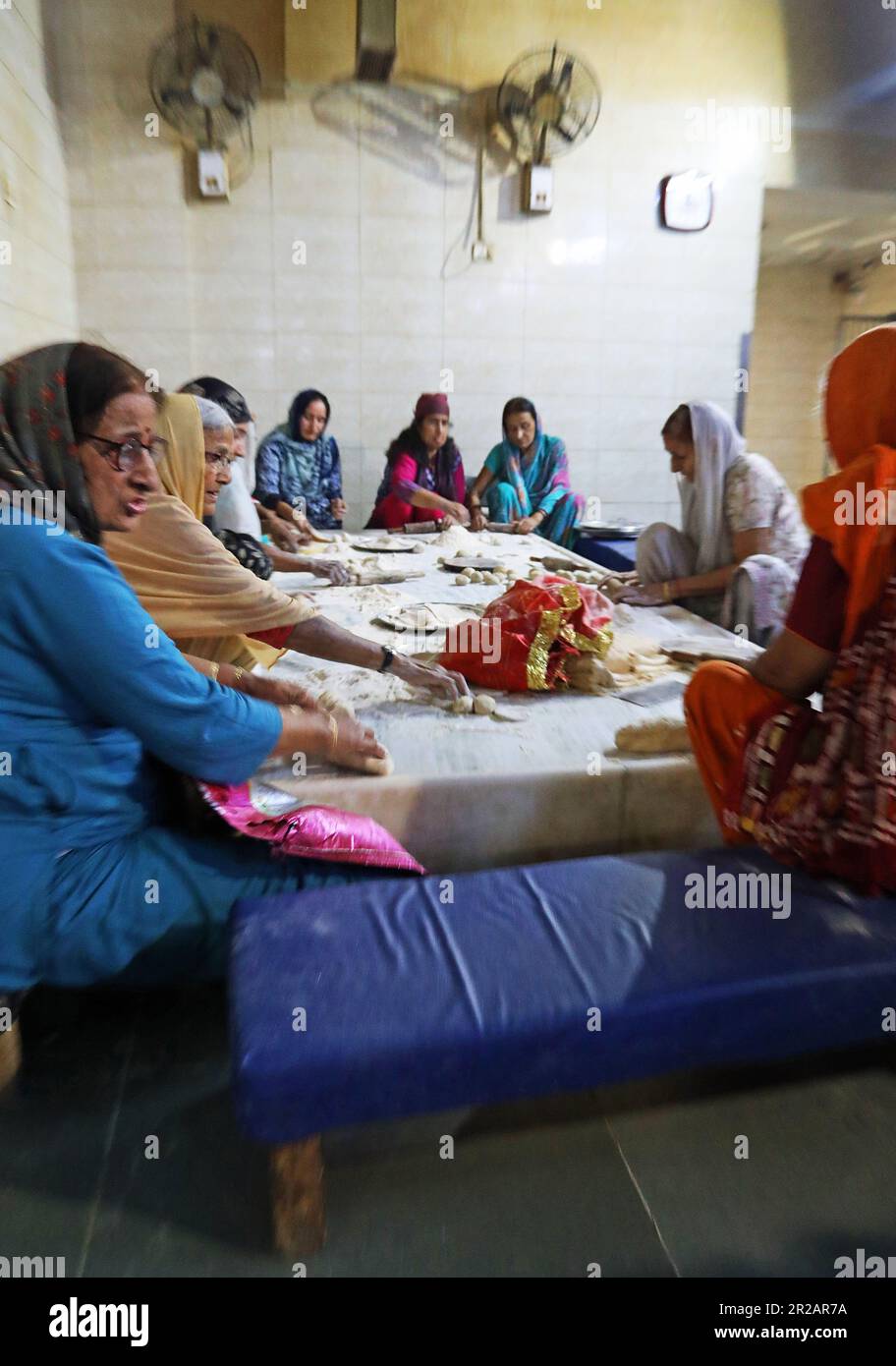 Gurdwara Kitchen, New Dehi, India Stock Photo - Alamy