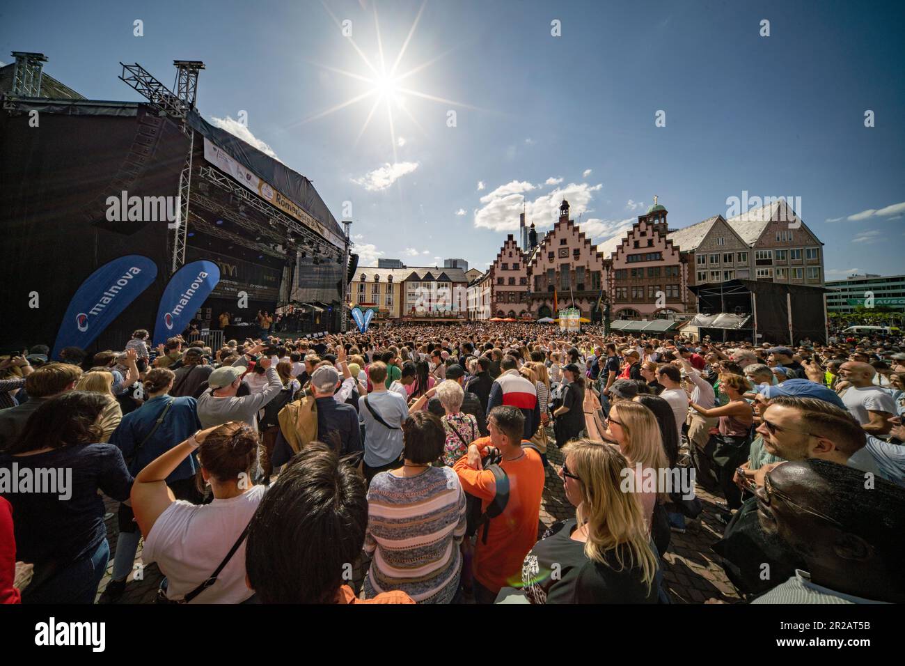18 May 2023, Hesse, Frankfurt/Main: People stand on the Römerberg ...