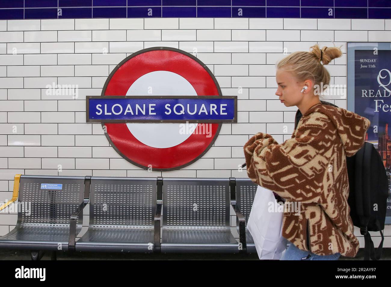Sloane square sign hi-res stock photography and images - Alamy