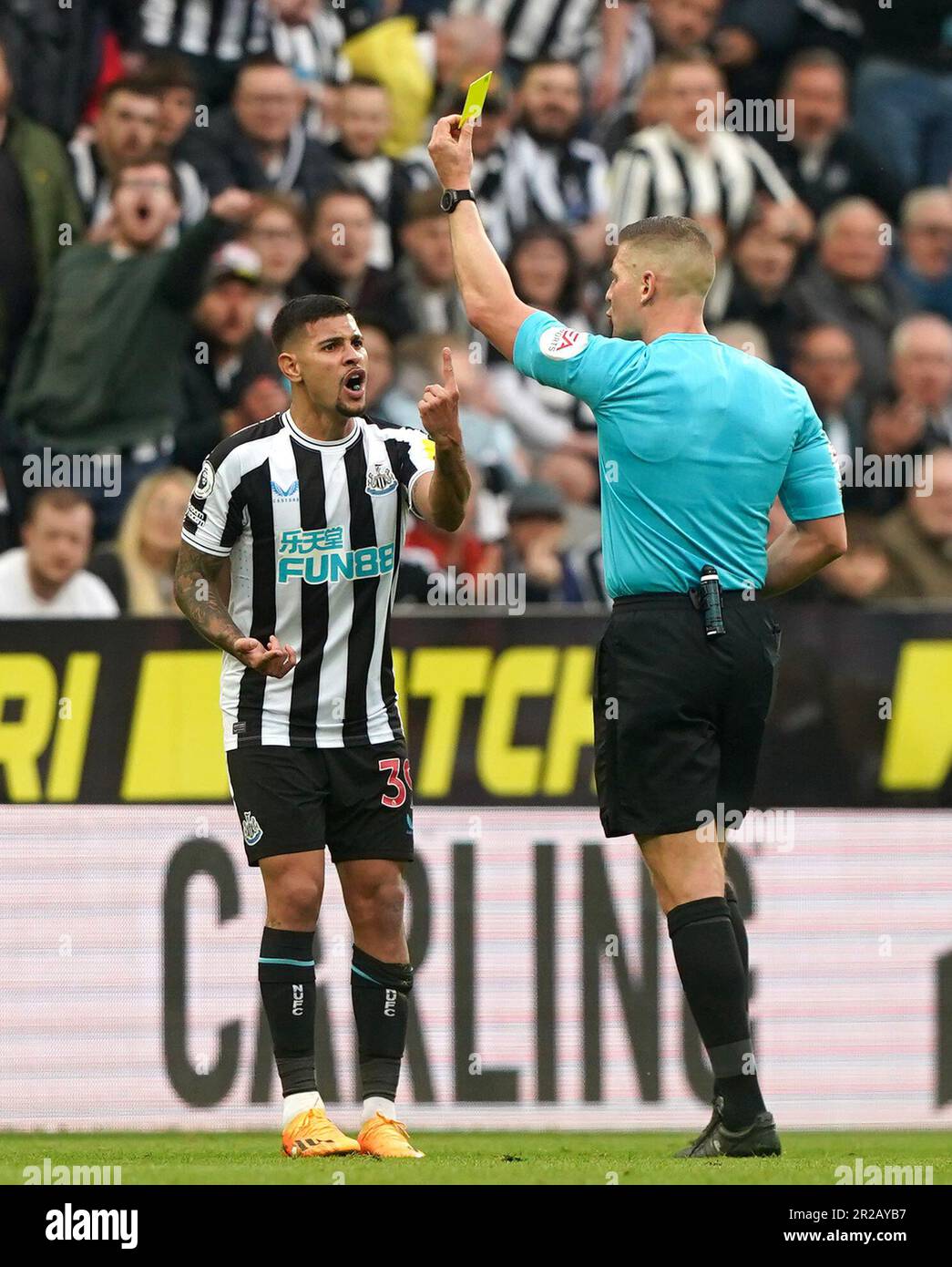 James jones referee hi-res stock photography and images - Alamy