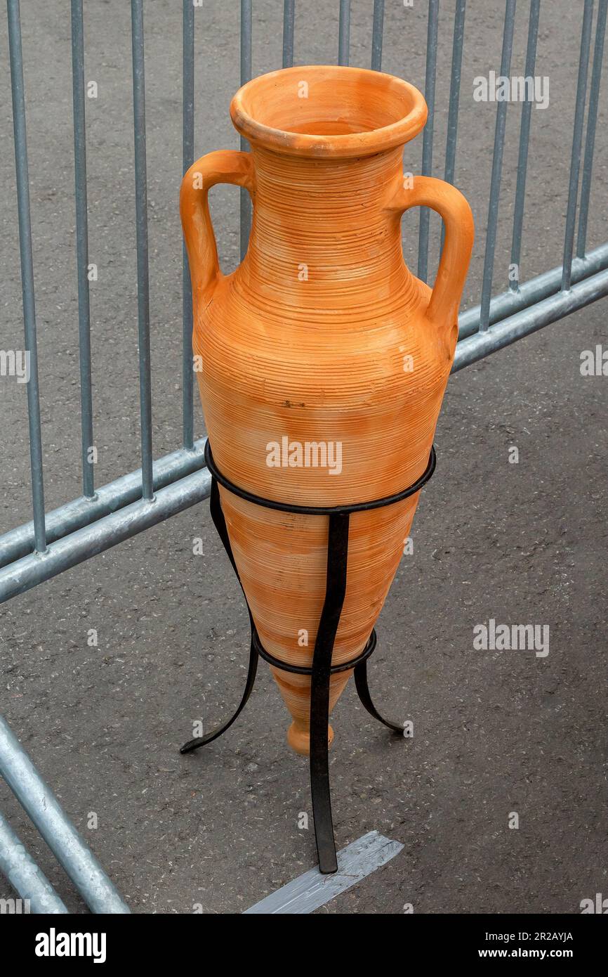 Amphora and stand hi-res stock photography and images - Alamy