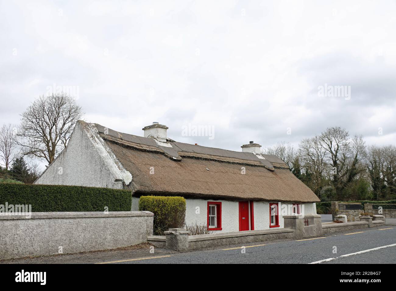Irish thatched cottage hi-res stock photography and images - Alamy