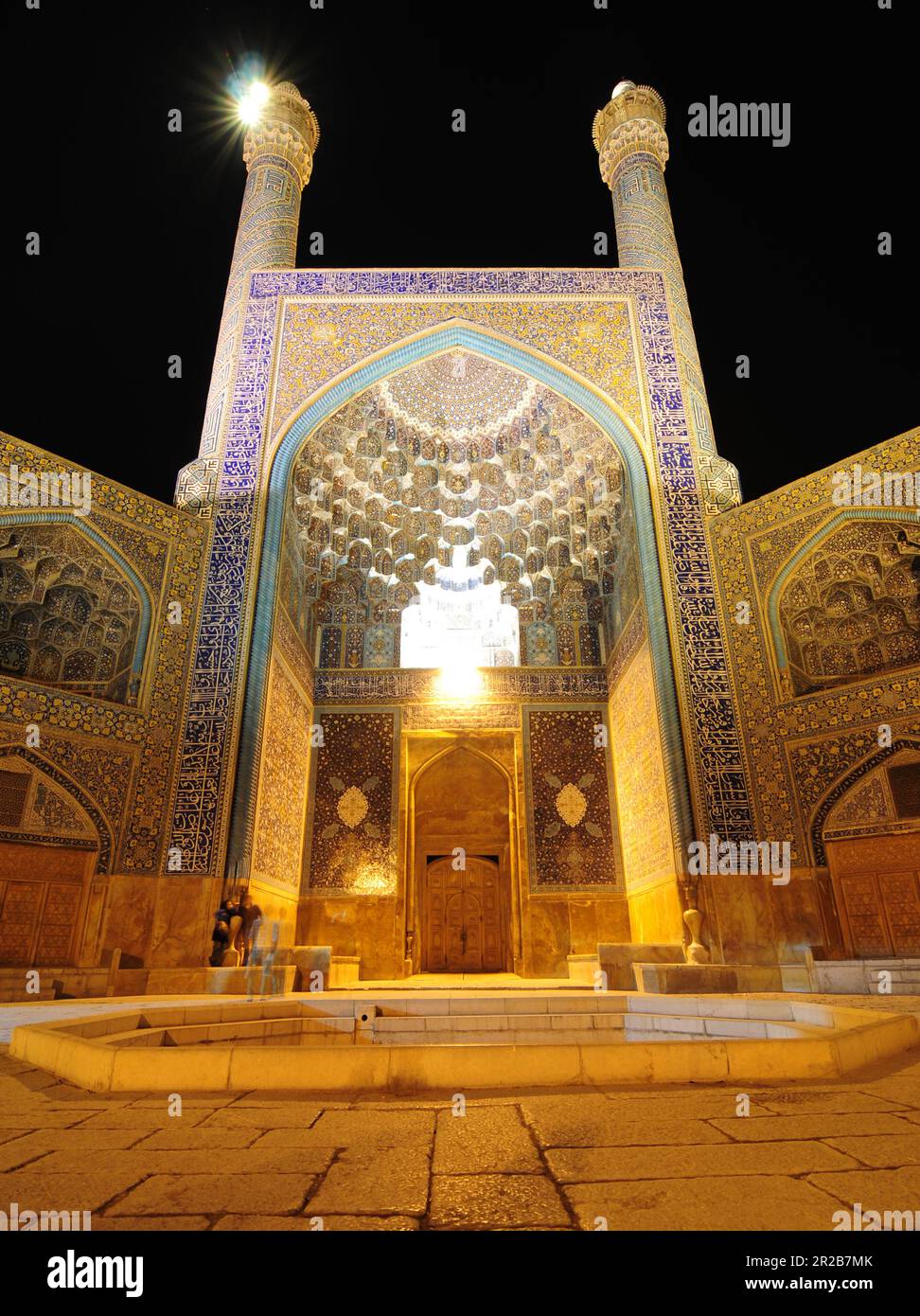 It is very beautiful at night in Isfahan, the tourist city of Iran ...