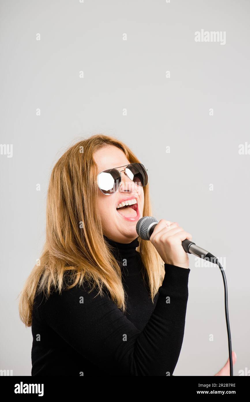 Singing woman standing next hi-res stock photography and images - Alamy