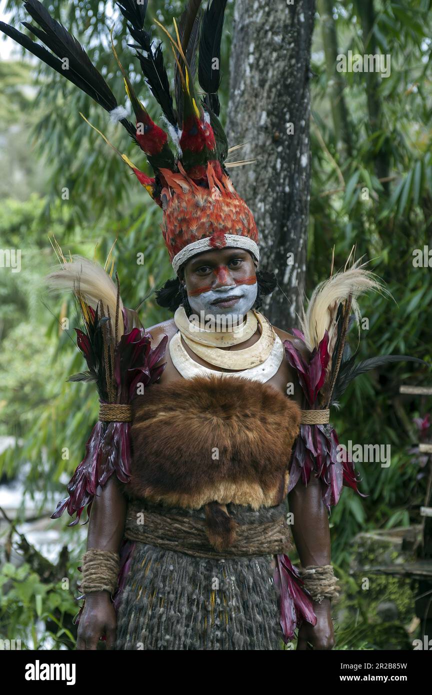 Vestimenta tradicional de papua hi-res stock photography and images - Alamy