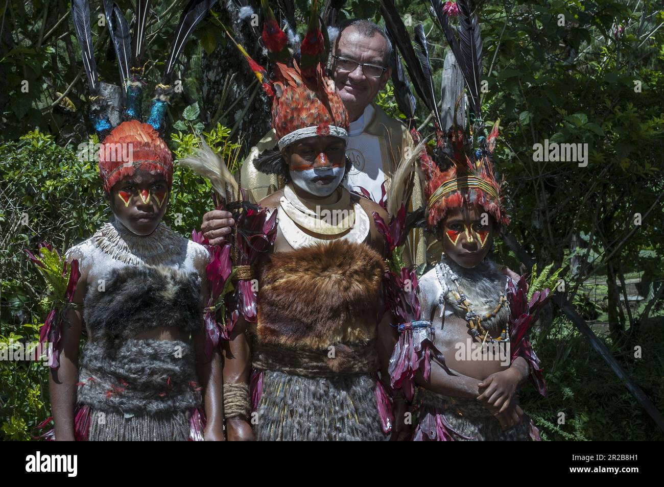 Papuanische madchen in traditioneller kleidung hi-res stock photography ...