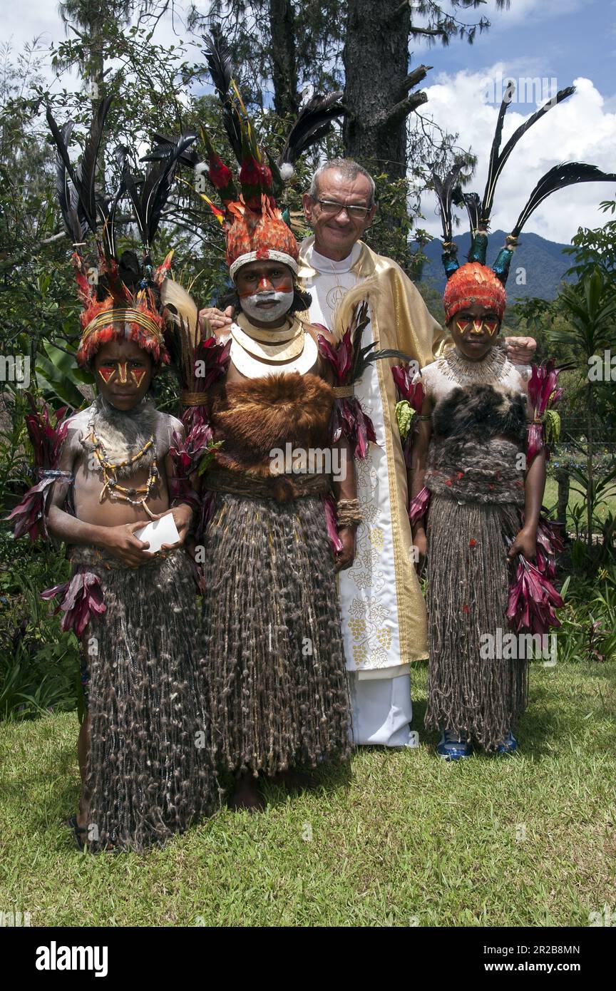Papua New Guinea; Eastern Highlands; Goroka; three Papuan girls in ...