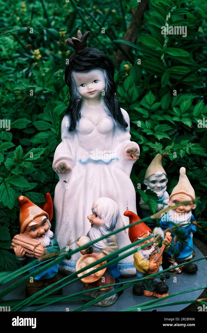 Garden gnome crafts hi-res stock photography and images - Alamy