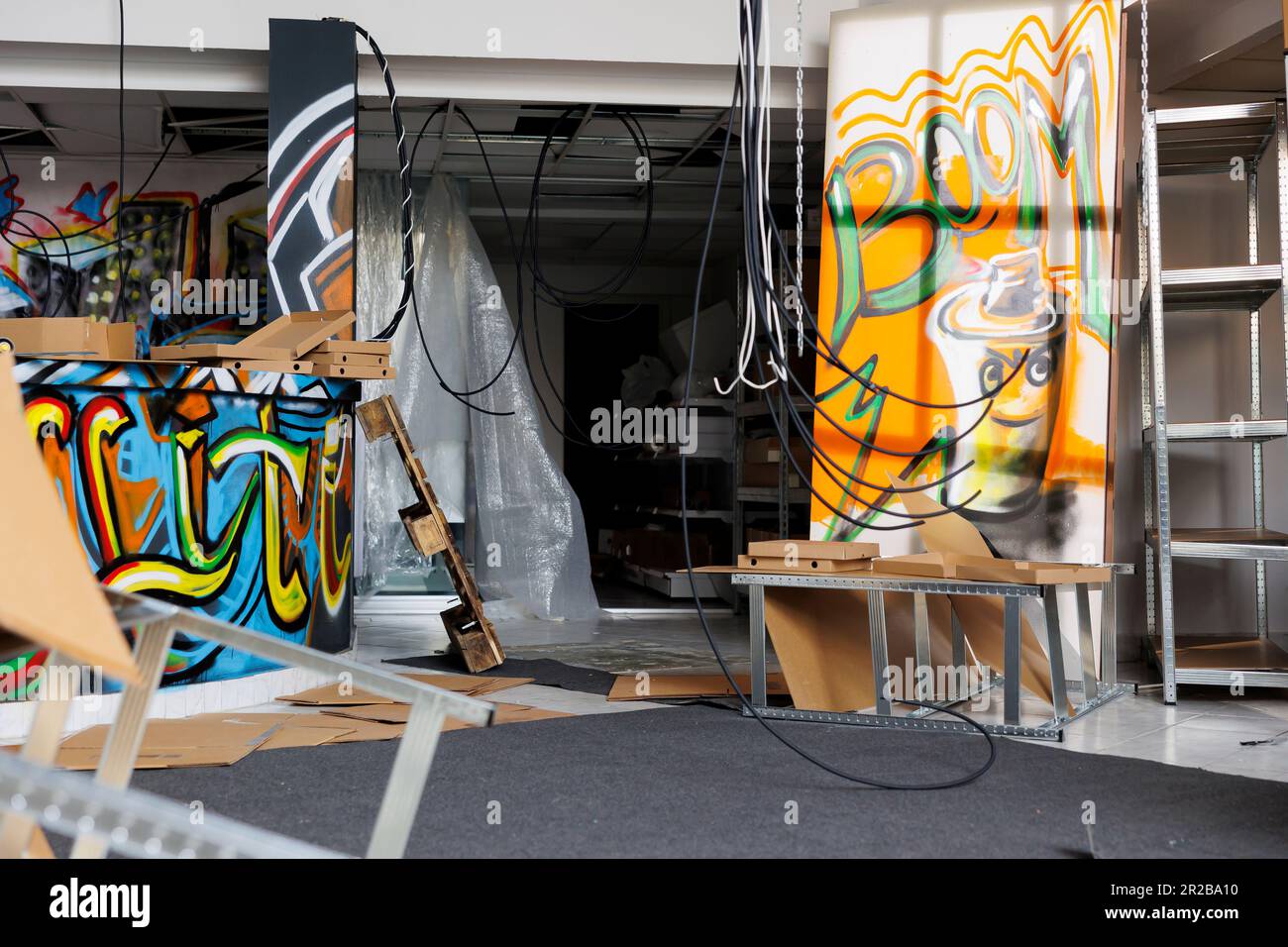 Disintegrating structure in ruins and crumbling state Stock Photo - Alamy