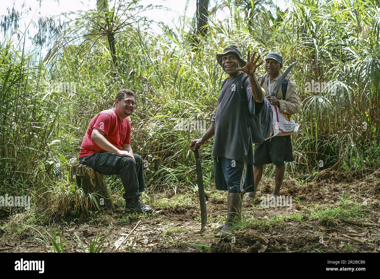 Guias papues conducen al turista a traves del bosque tropical hi-res ...