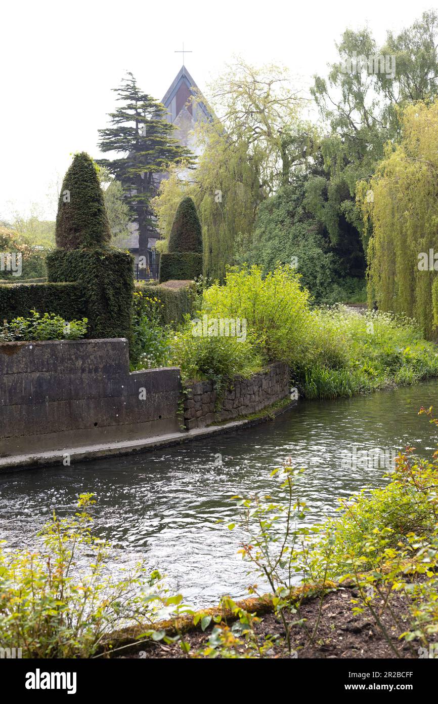 Stream running through gardens hi-res stock photography and images - Alamy