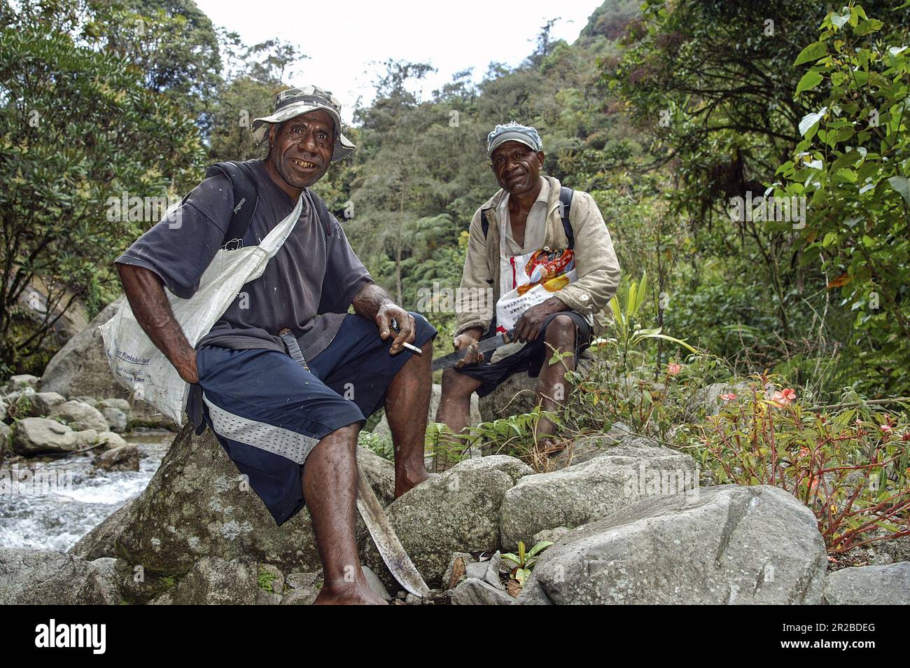 Hombres papuan hi-res stock photography and images - Alamy