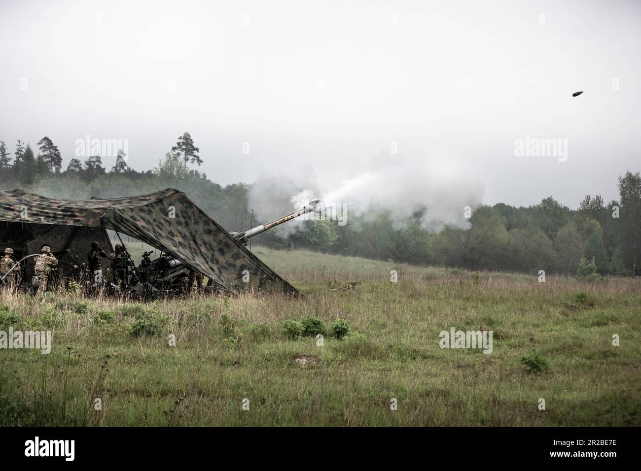 U.S. Soldiers assigned to the 1st Platoon, Archer Battery, Field ...