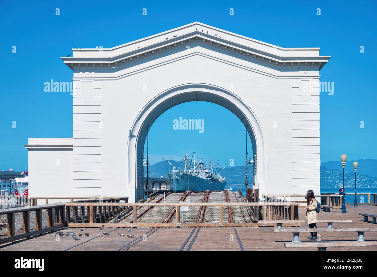 The landmark Pier 43 Ferry Arch at Fisherman's Wharf in San Francisco ...