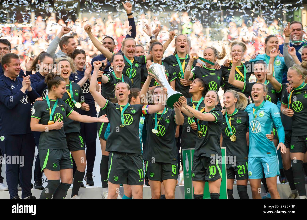 jubilation Team WOB with the trophy that Alexandra POPP (WOB) holds ...
