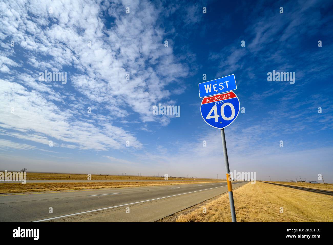 An Interstate 40 sign on the planes of the Texas panhandle Stock Photo ...