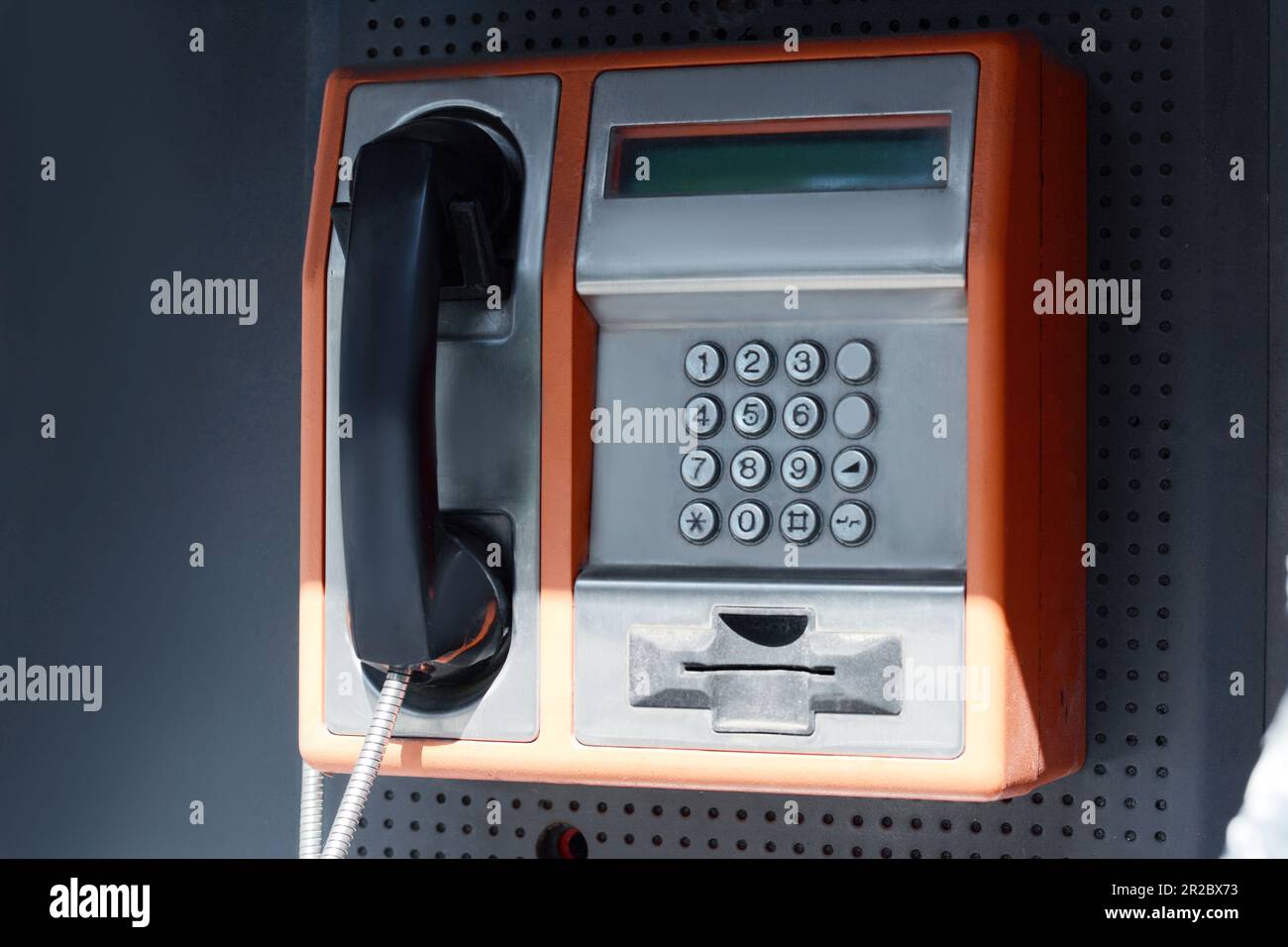 Red pay phone hi-res stock photography and images - Alamy