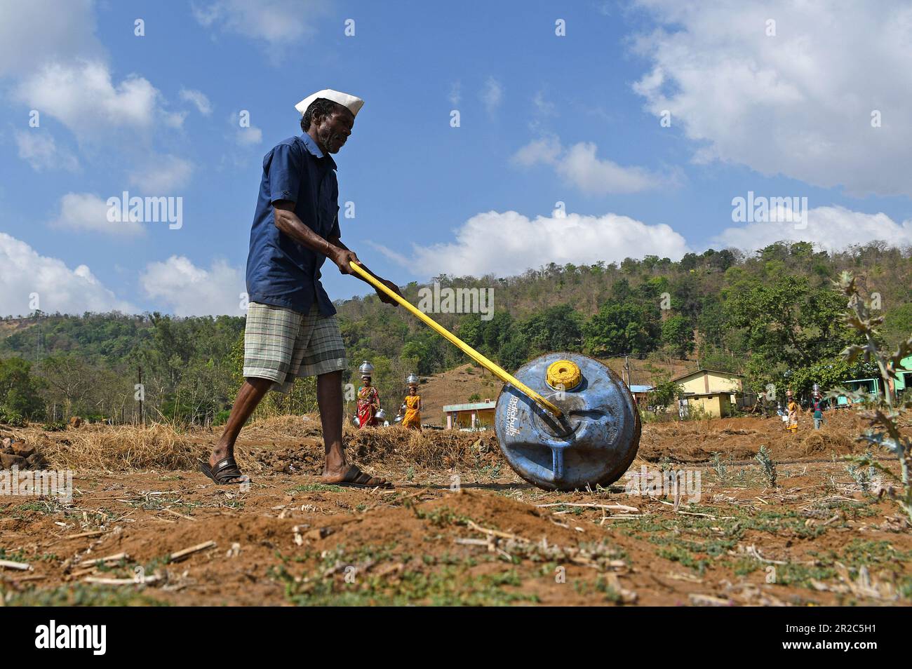 Villagers filling water hi-res stock photography and images - Alamy