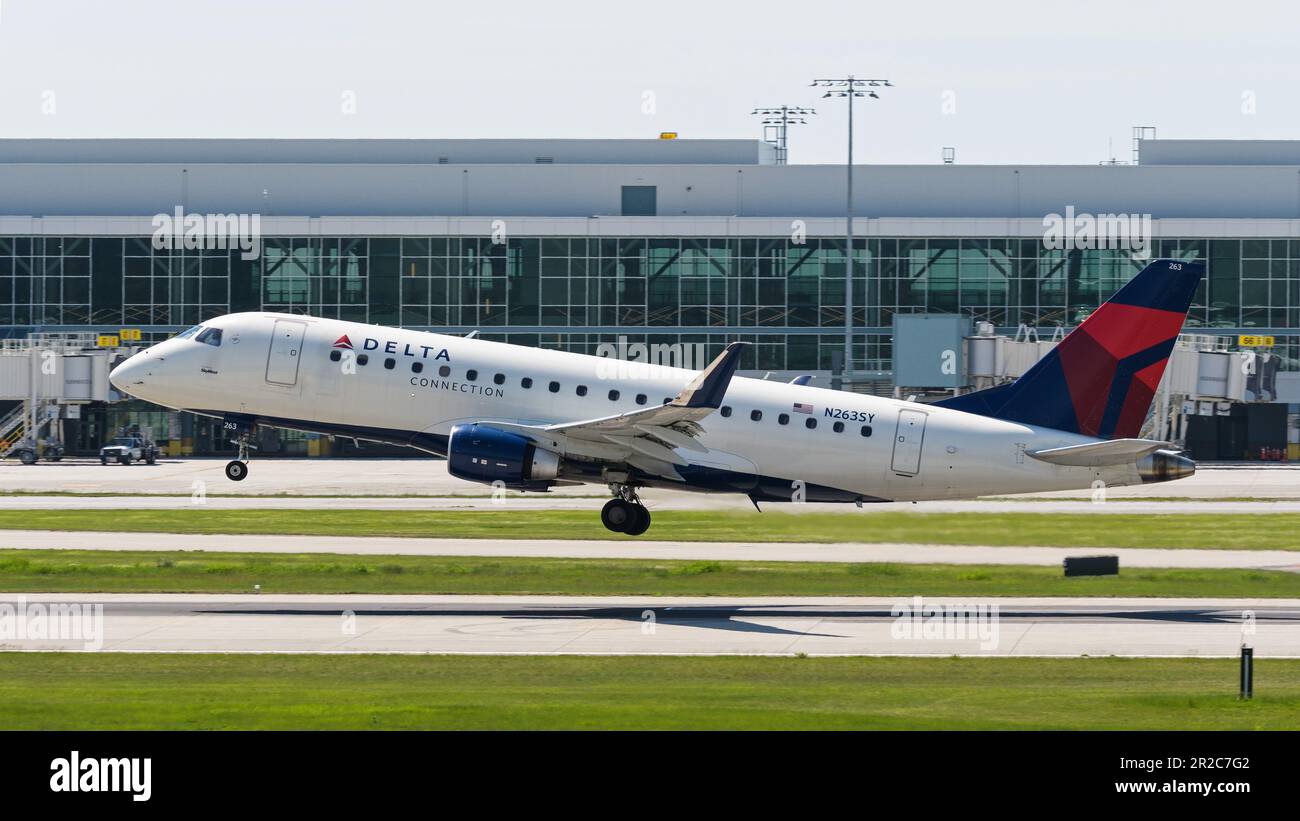 Embraer erj 175ll aircraft hi-res stock photography and images - Alamy