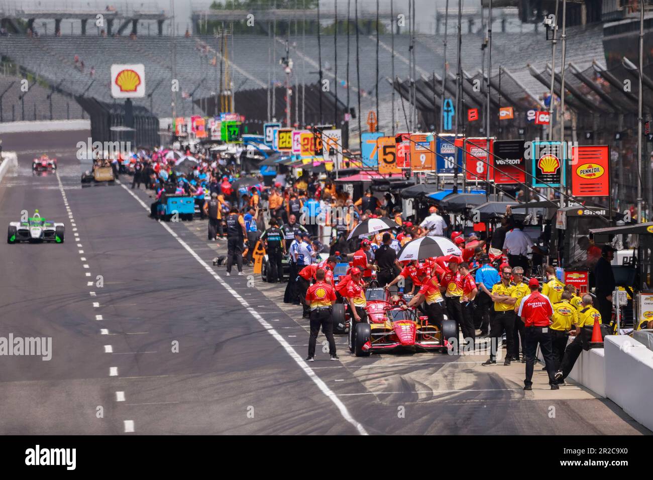 Pit row hi-res stock photography and images - Alamy
