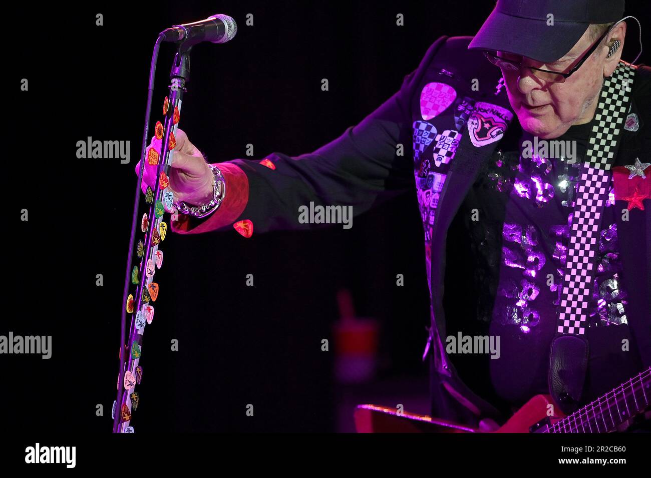 The cult band 90s hi-res stock photography and images - Alamy
