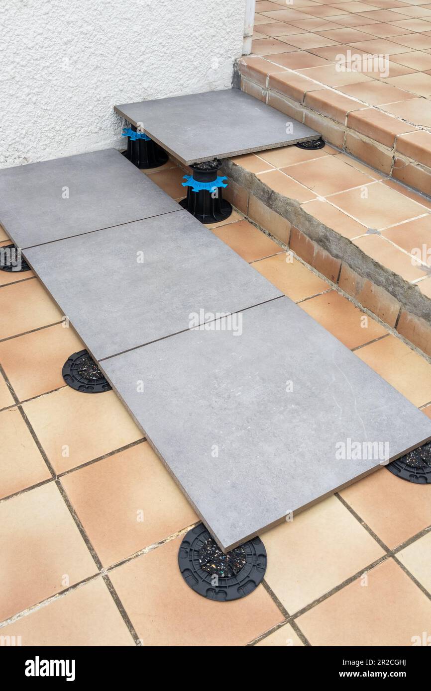 floor tile with pedestal support with integrated slope plot corrector ...