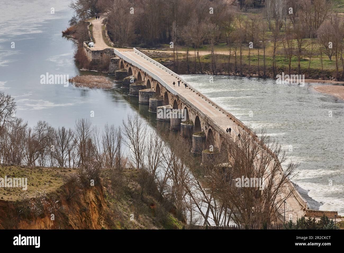 Duero river stone bridge in Toro city. Zamora, Spain Stock Photo - Alamy