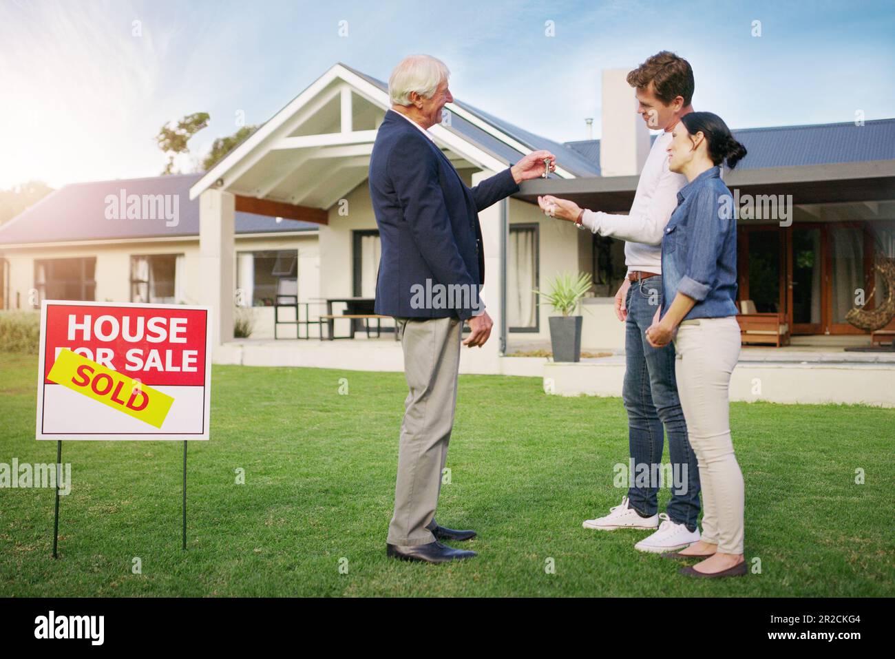 Realtor couple outside home hi-res stock photography and images - Alamy