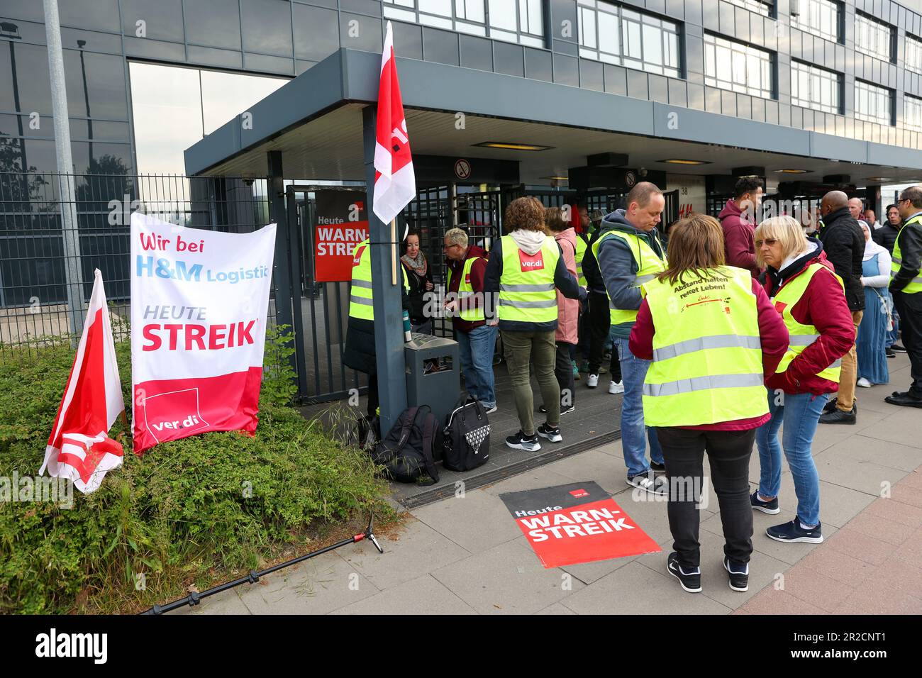 Hamburg, Germany. 19th May, 2023. Strikers stand in front of the H&M ...