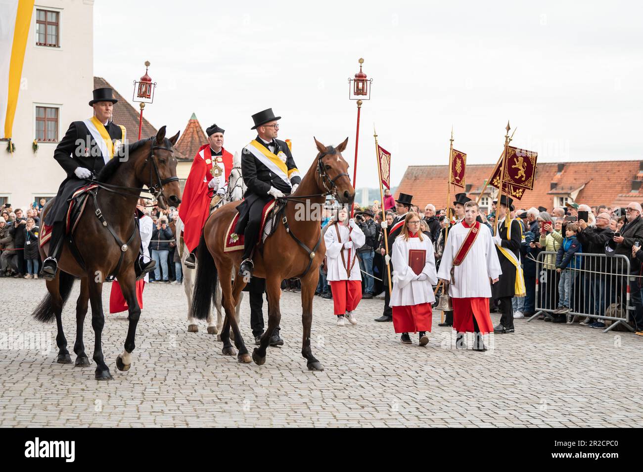 Weingarten, Germany. 19th May, 2023. Dean Ekkehard Schmid (M) holds the ...