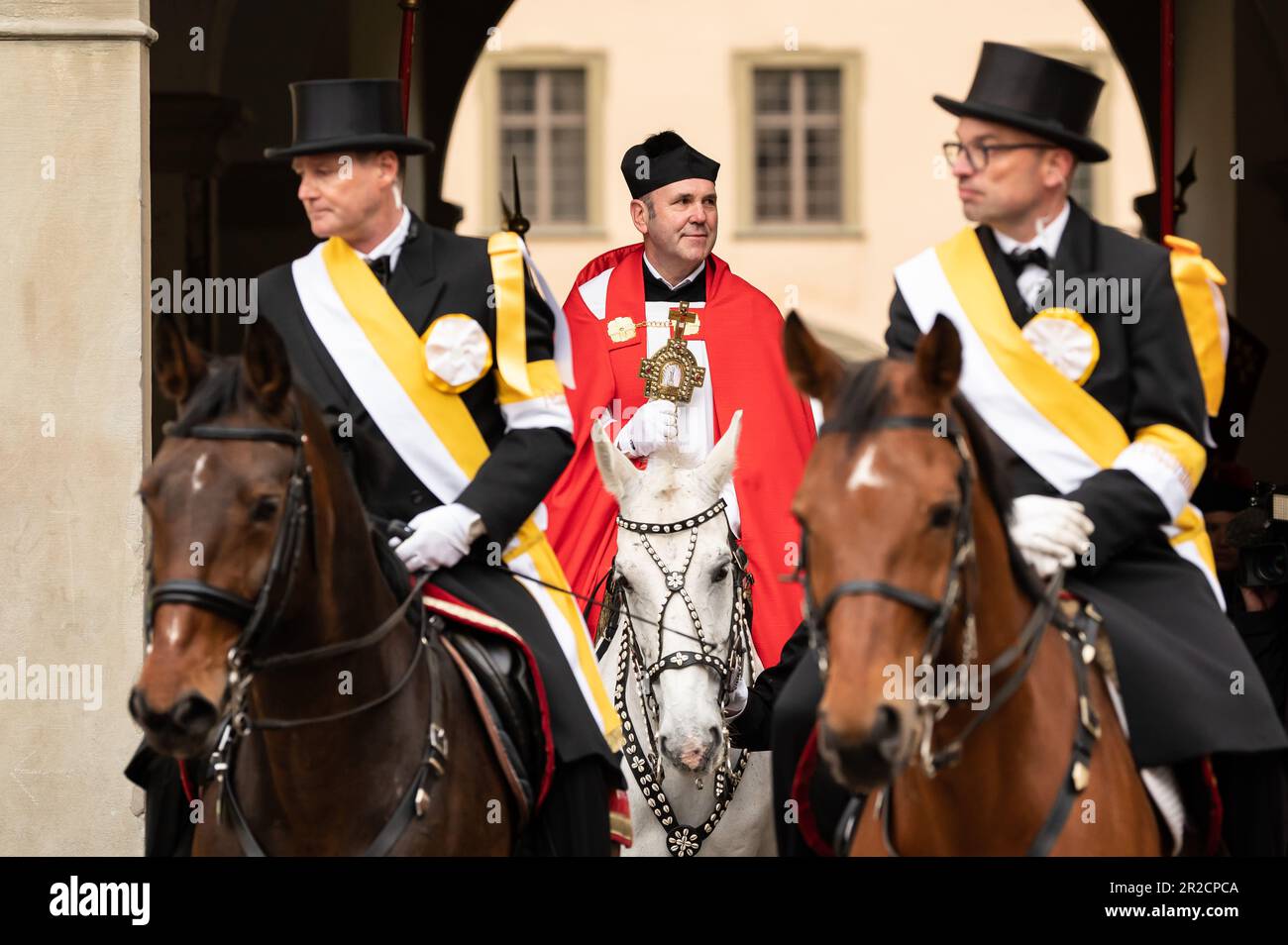 Weingarten, Germany. 19th May, 2023. Dean Ekkehard Schmid (M) holds the ...