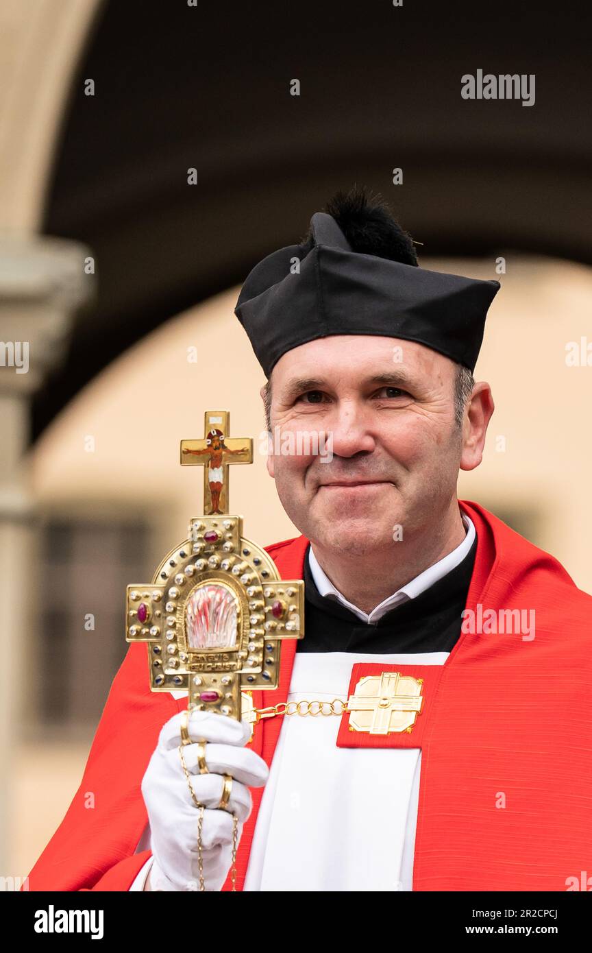 Weingarten, Germany. 19th May, 2023. Dean Ekkehard Schmid (M) holds the ...