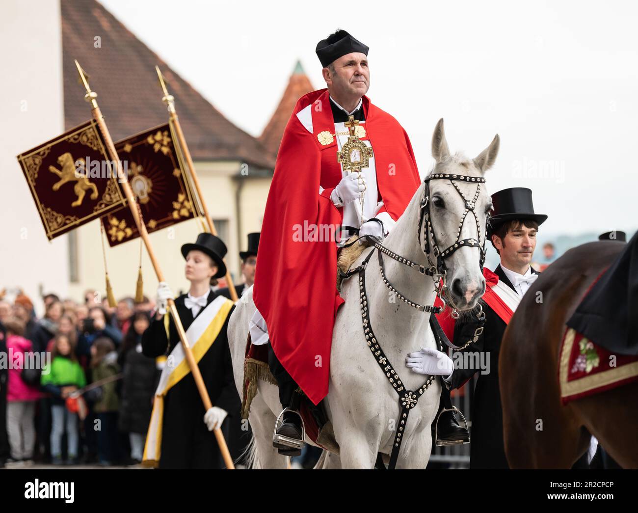Weingarten, Germany. 19th May, 2023. Dean Ekkehard Schmid (M) holds the ...