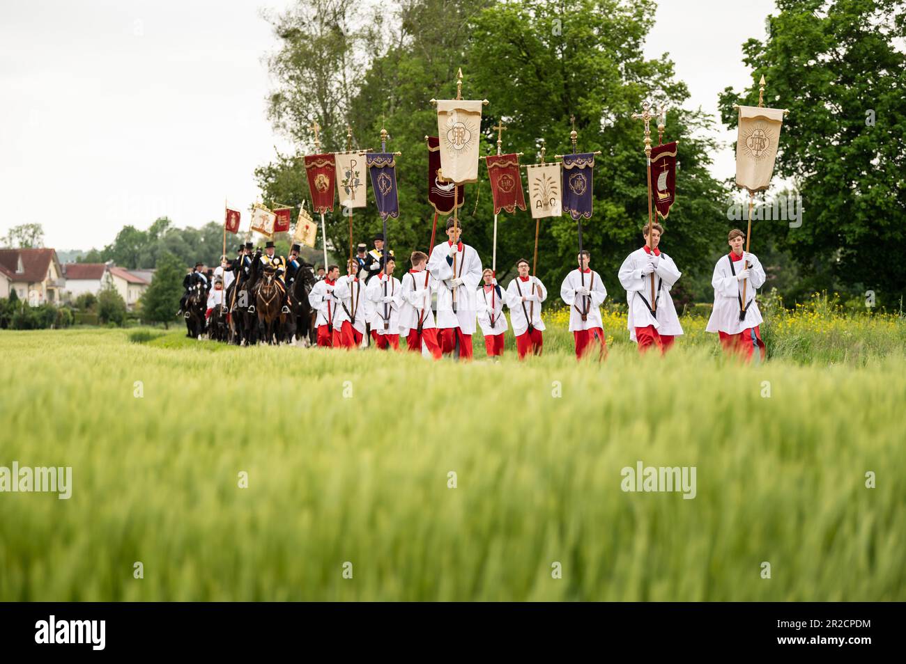 Weingarten, Germany. 19th May, 2023. Altar boys and blood riders march ...